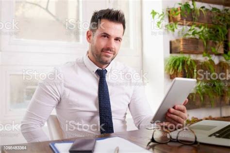 책상에 앉아서 사무실에서 일 하는 동안 디지털 태블릿 및 컴퓨터를 사용 하 여 하는 사업 30 39세에 대한 스톡 사진 및 기타 이미지 30 39세 경영자 금융