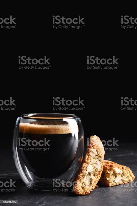 맛있는 칸투치와 검은 테이블에 향기로운 커피 한 잔 전통 이탈리아 아몬드 비스킷 0명에 대한 스톡 사진 및 기타 이미지 0명 검은색 견과 Istock