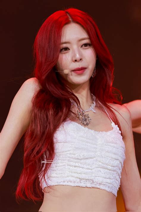 Itzy Yuna R Kpophotties