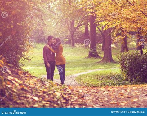 Liefdepaar Die In Het Kleurrijke De Herfstbos Lopen Stock Afbeelding