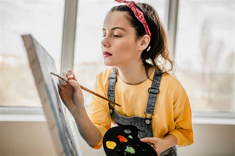 아트 스튜디오에서 추상 아크릴 페인팅에 여성 예술가 작품 Diy에 대한 스톡 사진 및 기타 이미지 Diy 가정 생활 공예 Istock