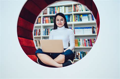 콘텐츠 아시아 여자는 도서관 벽에있는 디자인 벤치에서 연꽃 위치에 앉아 노트북으로 공부 18 19세에 대한 스톡 사진 및 기타 이미지 18 19세 검색 고름 Istock