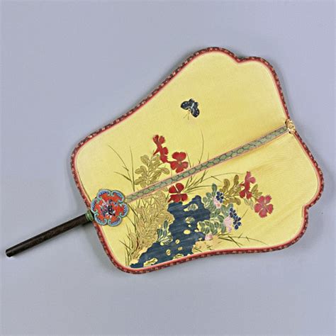 清 黄色绸贴绒花蝶图面红木雕花柄团扇