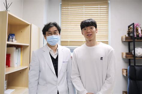 평촌우리병원 봄🌸이면 더욱 심해지는 어깨통증💢 오십견 따뜻한 봄이 되면 겨울에 괜찮았던 오십견이 악화되거나 심해지는 경우가 많은데요 봄철 큰 일교차가 혈액순환 장애를