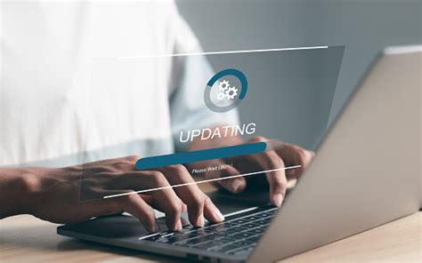 사업가 작업 및 업데이트 프로세스 설치 소프트웨어 업데이트 또는 운영 체제 업그레이드를 통해 새 버전의 추가 기능으로 장치를 최신 상태로 유지하고 보안을 향상시킵니다