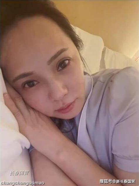 54岁伊能静素颜近照曝光，无修生图暴露真实颜值，看起来判若两人内地生活美国