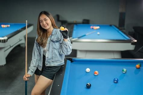 Premium Photo Beautiful Pool Player Smiling While Standing Crossing Hands On The Pool At The