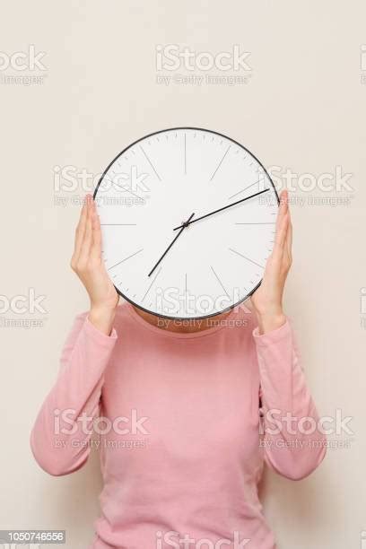 소녀는 클록에서 그녀의 얼굴을 덮고입니다 여성은 스트레스와 마감 개념에서 숨깁니다 가리기에 대한 스톡 사진 및 기타 이미지 가리기 개념 길이 Istock