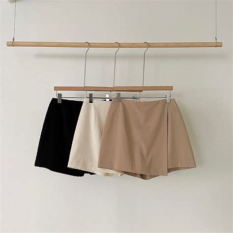 예쁜 여자 봄 하객룩 결혼식 큐롯 치마바지 캐주얼 베이지 검정 아이보리 정장 반바지 바지