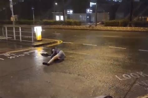 「被十號風球ko的女人！」熱褲妹被吹飛臉擦地滑行10↑m 超慘片破千人朝聖 風傳媒