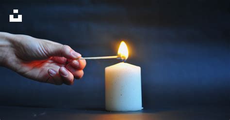 불이 켜진 하얀 촛불을 들고 있는 사람 사진 Unsplash의 무료 사람의 이미지