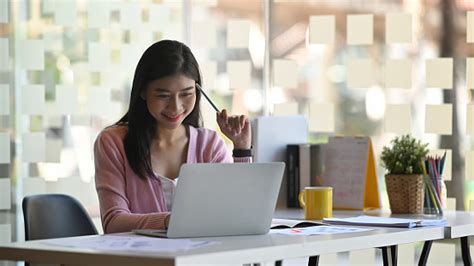 현대 사무실에서 아이디어와 웃는 순간으로 생각하는 젊은 사업가 노랑에 대한 스톡 사진 및 기타 이미지 노랑 노트북 노트북