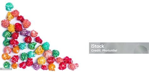 밝은 색깔의 설탕에 절인된 팝콘 흰색 배경 정크 푸드의 가로 이미지 과일 빛 핑크 그릇에 팝콘을 먹는다 색상형 레인 보우 사탕 코팅 팝콘 얕은 그릇에 팝콘에 초점 흰색 절연