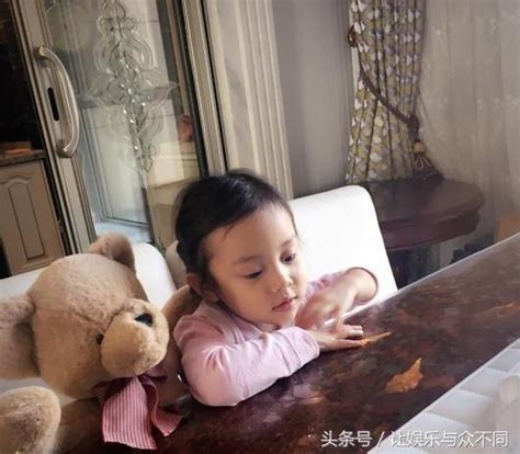 小迷妹甜馨 And男神王源同框 幸福感十足 每日頭條