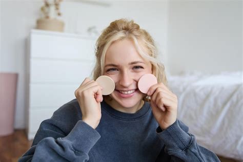 Retrato Em Close Up De Uma Jovem Bonita E Feliz Mostrando Produtos De Beleza Na Câmera