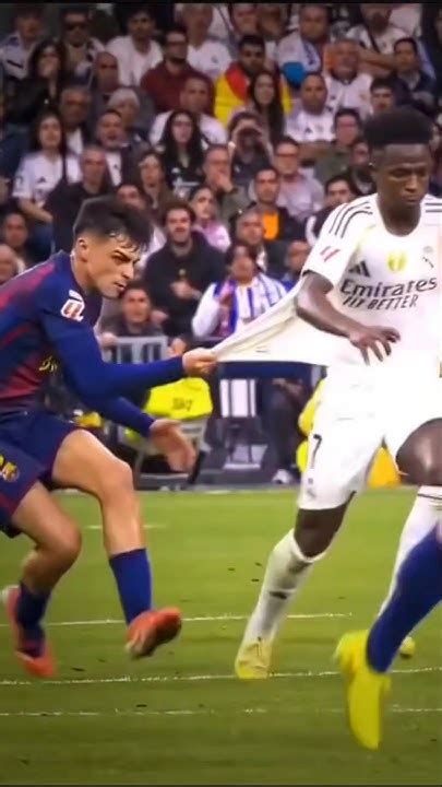 Pedri Agarrando De La Camisa A Vini Futbol Deportes Elclasico Youtube