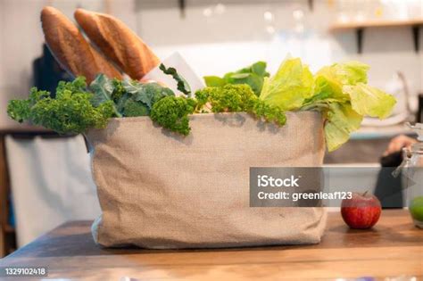 종이 봉투 과일 및 수의사 Vagan 채식주의자 환경 친화적 인 나무 테이블에 건강한 음식 지구 라이프 스타일 개념을 저장식료품