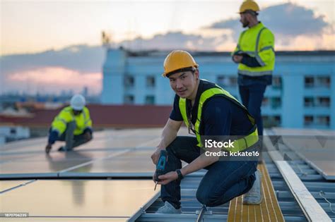 공장 지붕에 엔지니어 서비스 점검 설치 태양 전지 지붕 위를 걷는 엔지니어가 태양 전지 패널을 검사하고 점검합니다 엔지니어 작업 검사 지붕에 설치 태양 전지 25 29세에