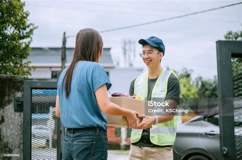 자원 봉사자는 도움이 필요한 아시아 중국 여성에게 음식을 보냅니다 음식에 대한 스톡 사진 및 기타 이미지 음식 자선기부 비영리법인 Istock