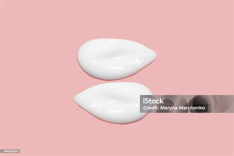 화장품 크림이 많이 묻어 있습니다 가볍고 매끄러운 표면 퍼질 수 있는 크림의 질감 액체 크림 같은 스트로크 분홍색 배경에 화장품