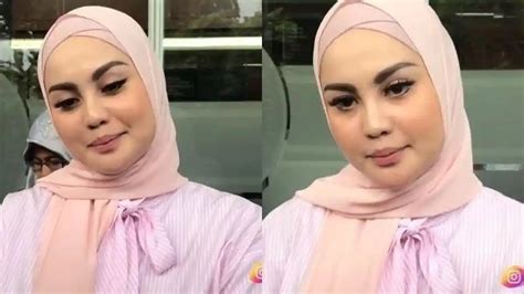 Gaya Bak Ibu Pejabat Pose Jennifer Dunn Pakai Tas Hermes Seharga