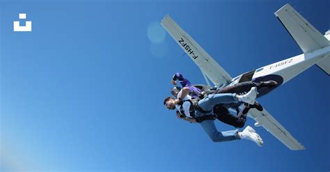 낮 동안 흰색과 검은색 스케이트보드를 타는 흑백 재킷과 검은색 바지를 입은 남자 사진 Unsplash의 무료 태양 이미지