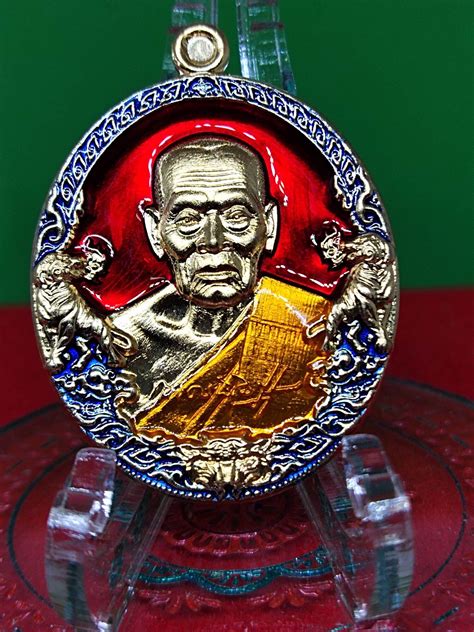 เหรียญราชาพยัคฆ์หลวงพ่อพัฒน์ ปุญญกาโม เนื้อทองทิพย์ลงยาแดง ขอบน้ำเงิน ป๋องสุพรรณจัดสร้าง