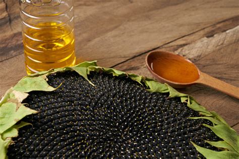 나무 테이블에 해바라기 오일 유리 병 및 나무로 되는 숟가락에 해바라기 기름 0명에 대한 스톡 사진 및 기타 이미지 0명