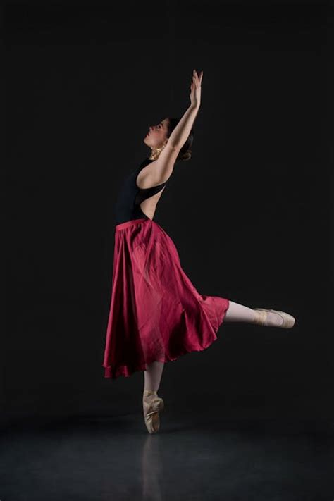 50대 이상 피트니스 강한 포즈 거울 건강 공연 공연가 권한 부여 금발 내면의 아름다움 노인 댄스 스튜디오 댄스웨어 라이프스타일 레오타드 레오타드