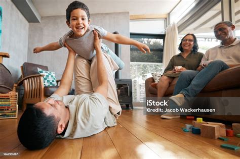 비행기 초상화 소년 아이는 조부모와 함께 집에서 놀고 게임하고 유대감을 형성하기 위해 바닥에 아버지와 함께 있습니다 집에서