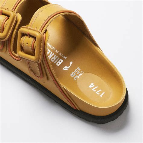 「arizona Leather Buckle 1774」（ナチュラルレザー、mustard Brown） Birkenstock（日本）