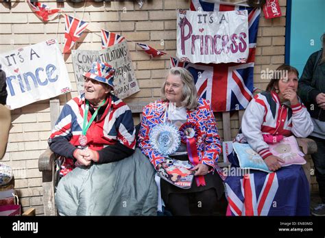 St Marys Hospital London Uk 1st May 2015 Waiting For Arrival Of