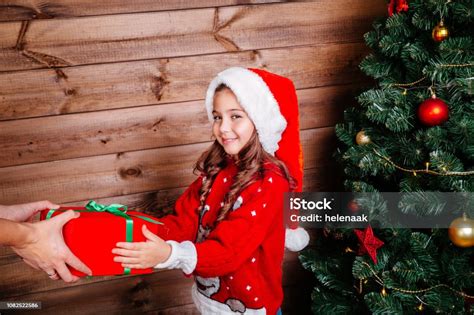 메리 크리스마스 그리고 해피 홀리데이입니다 엄마와 그녀의 귀여운 딸 여자 집에서 선물 교환 12월에 대한 스톡 사진 및 기타 이미지 Istock