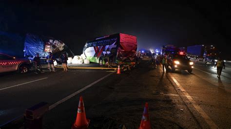 မလေးရှား အဝေးပြေးကားလမ်းတွင် ခရီးသည်များအပြည့်တင်ဆောင်ထားသော ဘတ်စ်ကားတစ်စီး တိုက်မိမှု ဖြစ်ပ