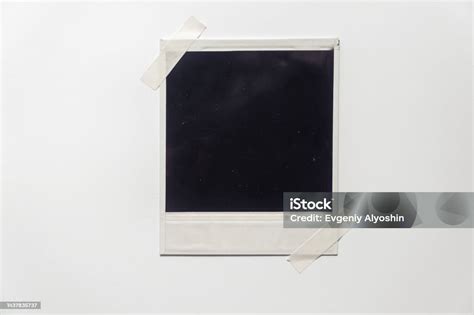 벽에 테이프로 붙인 사진이나 추억을 위한 사진 프레임 스크랩북 디자인 개념입니다 그림을 삽입합니다 장식 템플릿 프레임입니다