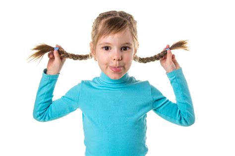 재미 있는 얼굴을 만드는 쾌활 한 소녀입니다 흰색 배경에 고립 된 재미 있는 어린 소녀 두 개의 머리 띠를 들고 아름 다운 백인 모델 귀여운에 대한 스톡 사진 및 기타