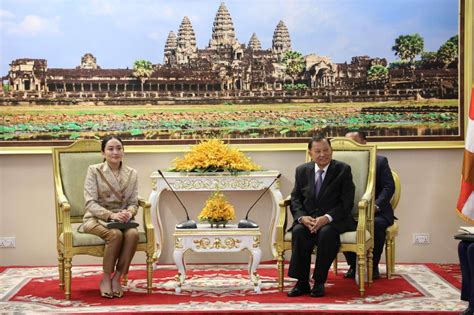 កូនស្រីលោកថាក់ ស៊ីន ដែលជាប្រធានគណបក្សភឿថៃ ចូលជួបសម្តែងការគួរសមជាមួយ សម្តេចវិបុលសេនាភក្តី សាយ ឈុំ