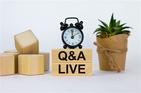 Q 및 A 질문과 답변 라이브 기호 아름다운 흰색 배경에 나무 블록에 개념 단어 Q와 라이브 검은 알람 시계와 집 공장 비즈니스