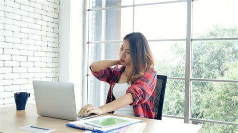 홈 오피스 두통에서 노트북을 사용 하 여 경기 침체 스트레스 여자 실패 비즈니스 좌절에서 피로 스트레스가 많은 아시아 여성 불안 과로 삶의 위기로 고통이 피곤한 스트레스