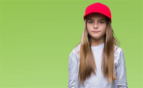 빨간 모자를 입고 아름 다운 소녀 얼굴에 심각한 표정으로 배경 고립 간단 하 고 카메라를 보고 자연 사색에 대한 스톡 사진 및 기타 이미지 Istock