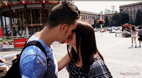 Как поцеловать девушку Kiss Prank 2 L Lifeindnepr Youtube