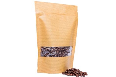 갈색 종이 Doypack는 흰색 바탕에 커피 원두가 채워진 창 지퍼가 달린 파우치를 위로 서 있습니다 0명에 대한 스톡 사진 및 기타 이미지 Istock