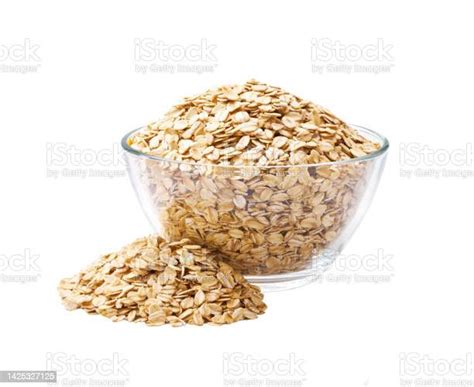 유리 접시에 마른 오트밀 플레이크가 있고 흰색 배경에 고립되어 흩어져 있습니다 건강한 식생활에 대한 스톡 사진 및 기타 이미지