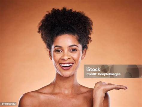 흑인 여성 스킨케어 및 광고 모형은 스튜디오 초상화에서 빛나고 빛나고 아름다움이 있습니다 제품 배치를 위한 행복한 모델 얼굴과 손은 마케팅 광고 또는 판촉 공간을 모의 30