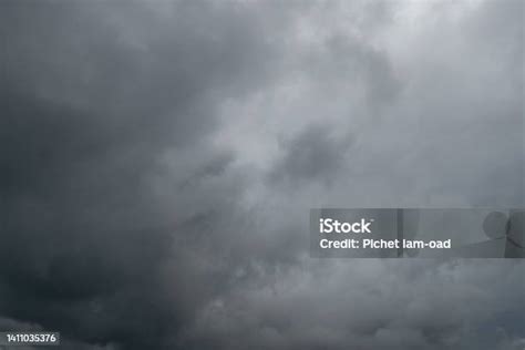 비오는 열대 폭풍은 우울한 어두운 흐린 하늘 격동의 바다 파도가 온다 야생 강우 직전에 흐린 해변 0명에 대한 스톡 사진 및 기타 이미지 Istock