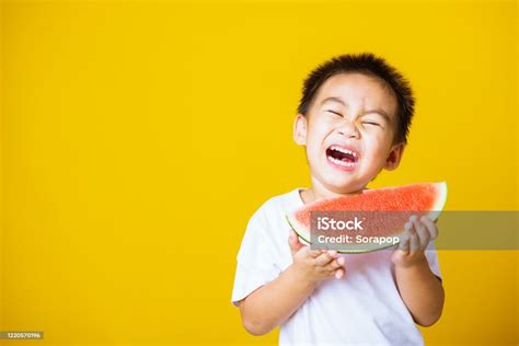 아이 귀여운 작은 소년 매력적인 웃음 미소 재생 은 먹는 신선한 잘라 수박을 보유하고 건강한 생활방식에 대한 스톡 사진 및 기타 이미지 건강한 생활방식 건강한 식생활
