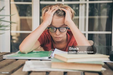 학교 책과 신문야외에 앉아 집에서 숙제를하고 피곤 한 학생 무거운 연구로 인해 지친 소년 긴 작업 후 카피 북에 잠들어 아이 청소년 교육 및 피로 개념 걱정하는에 대한 스톡