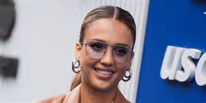 Jessica Alba Goes Makeup Free In New Behind The Scenes Video