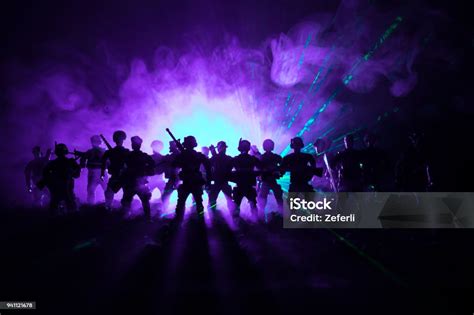폭동 진압 경찰 준비 신호를 주고입니다 정부 전력 개념입니다 행동에 경찰입니다 라이트와 어두운 배경에 연기 푸른 빨간 번쩍이는 사이렌 소리 독재 파워 거리에 대한 스톡 사진