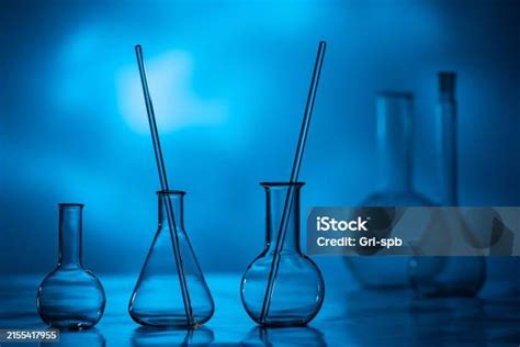 화학 개념 테이블 위의 유리 실험실 용품 파란색 배경에 빈 플라스크와 시험관 화학 실험실용 장비 화학 분야에서 실험을 수행합니다 0명에 대한 스톡 사진 및 기타 이미지